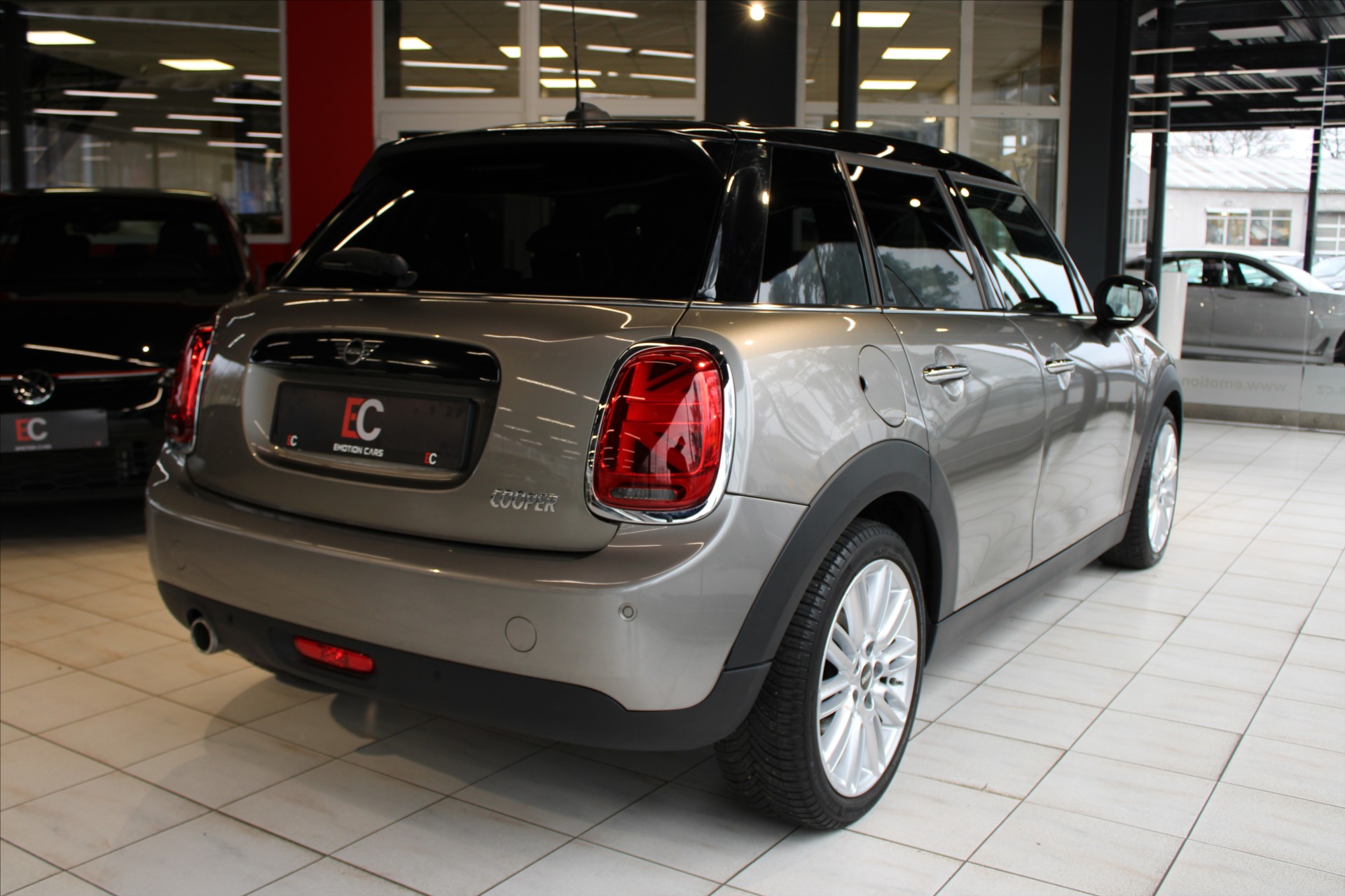 Mini Cooper 1,5 Chilli / LED / Pano / 2020 / 89 100 km | EMOTION CARS